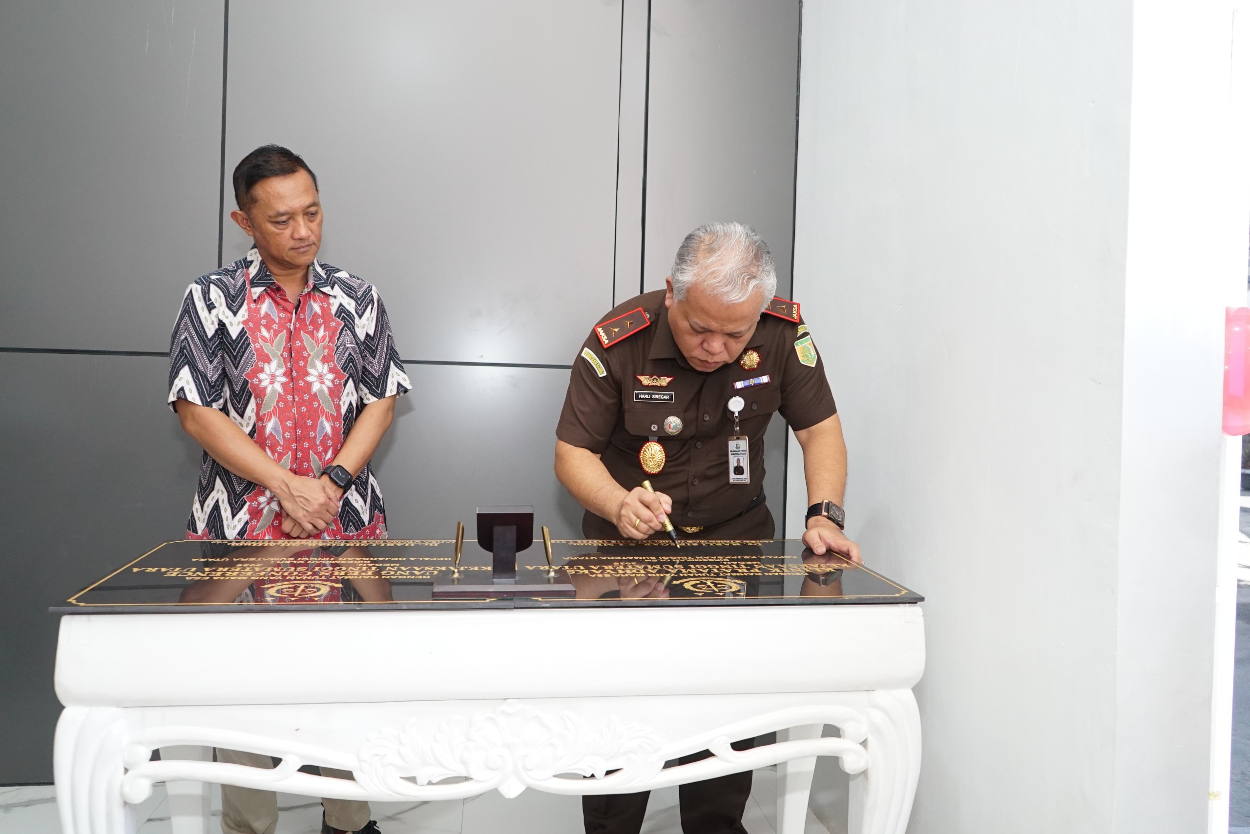 Kajatisu Dr.Harli Siregar, S.H.,M.Hum Meresmikan Ruang Press Conference